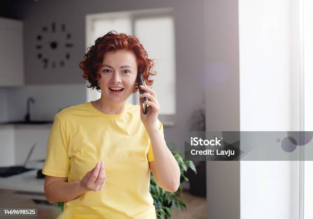 Gambar Wanita Bule Yang Gembira Memegang Ponsel Dan Memberi Isyarat ... Gambar Wanita Bule Yang Gembira Memegang Ponsel Dan Memberi Isyarat ...