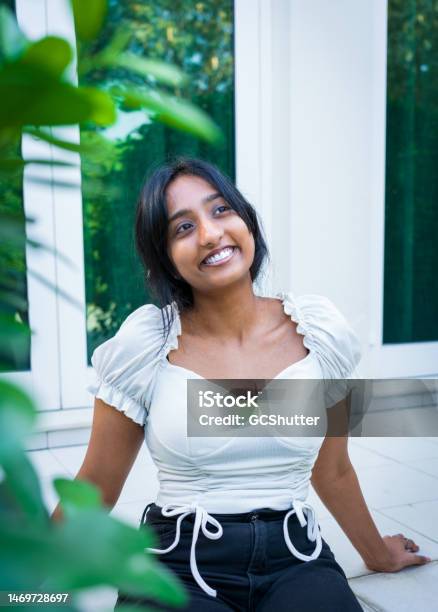 Potret Seorang Gadis Muda India Yang Cantik Foto Stok - Unduh Gambar ... Potret Seorang Gadis Muda India Yang Cantik Foto Stok - Unduh Gambar ...