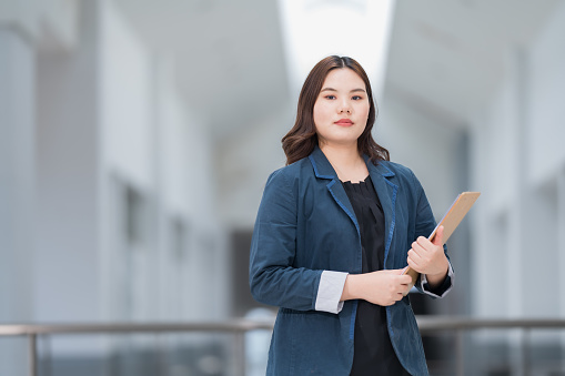 Photo Libre De Droit De Portrait De Femme Daffaires Asiatique Debout