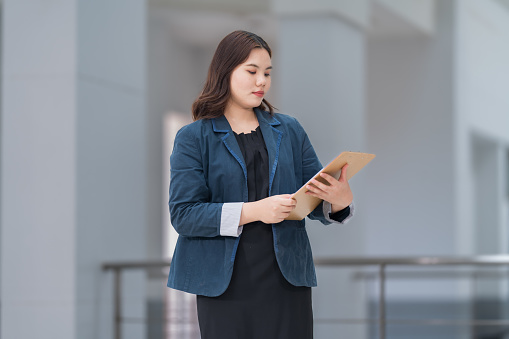 Photo Libre De Droit De Portrait De Femme Daffaires Asiatique Debout