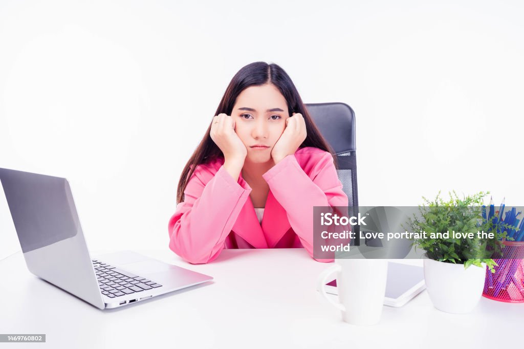 Photo libre de droit de Jeune Femme Daffaires Sennuie Au Bureau En ... Photo libre de droit de Jeune Femme Daffaires Sennuie Au Bureau En ...