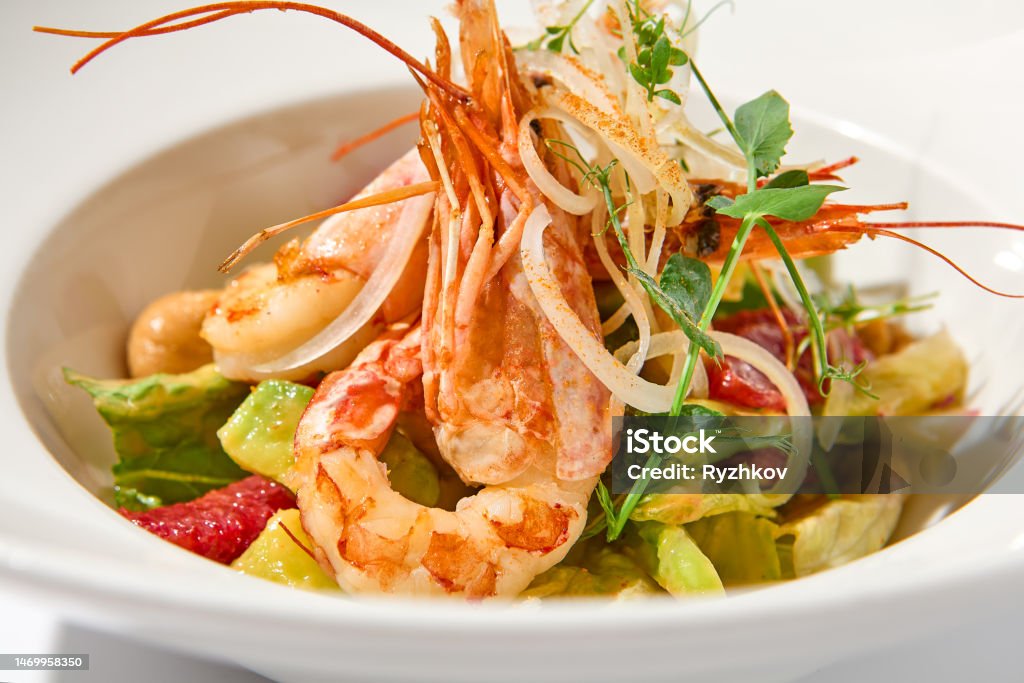 Makanan Elegan Salad Dengan Udang Dan Alpukat Di Atas Meja Putih Dengan