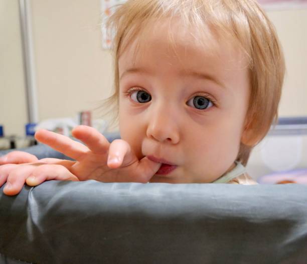 1 200 Sucer Son Pouce Photos Taleaux Et Images Libre De Droits Istock