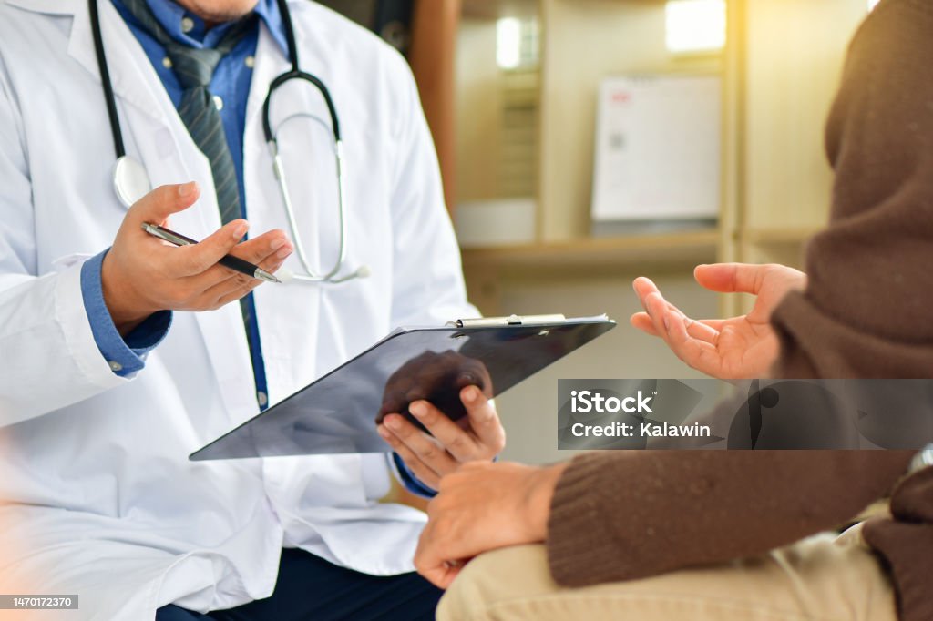 Dokter Duduk Dan Bekerja Seorang Dokter Profesional Berseragam Medis ... Dokter Duduk Dan Bekerja Seorang Dokter Profesional Berseragam Medis ...