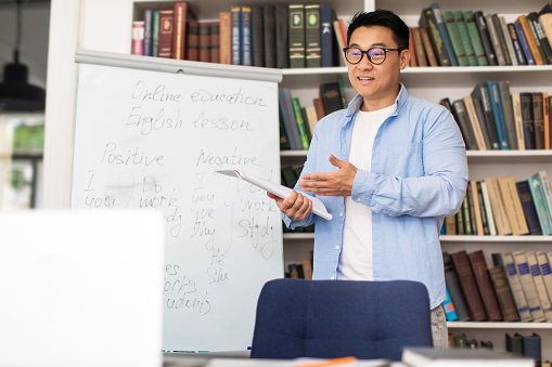 Guru Bahasa Mandarin Memiliki Kuliah Online Berdiri Di Dekat Papan ... Guru Bahasa Mandarin Memiliki Kuliah Online Berdiri Di Dekat Papan ...