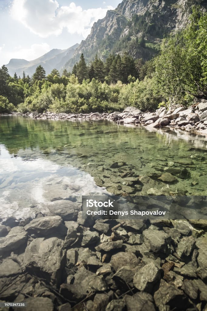 Lanskap Gunung Dan Refleksi Di Danau Gunung Dari Gunung Dan Hutan ... Lanskap Gunung Dan Refleksi Di Danau Gunung Dari Gunung Dan Hutan ...