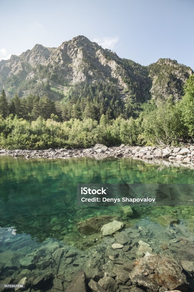 Lanskap Gunung Dan Refleksi Di Danau Gunung Dari Gunung Dan Hutan ... Lanskap Gunung Dan Refleksi Di Danau Gunung Dari Gunung Dan Hutan ...