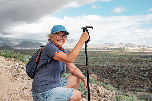 Lächelnde Seniorin Am Wandertag Auf Outdoortrail Auf Ausflügen In Die ... Lächelnde Seniorin Am Wandertag Auf Outdoortrail Auf Ausflügen In Die ...