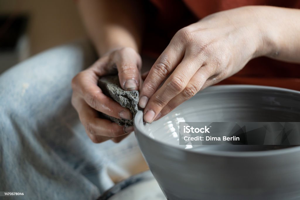 Photo libre de droit de Mains Céramiste Femelle Travaillant Avec Un ... Photo libre de droit de Mains Céramiste Femelle Travaillant Avec Un ...