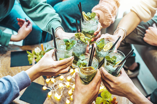 Kelompok Teman Yang Bahagia Bersorak Minuman Mojito Di Restoran Bar ... Kelompok Teman Yang Bahagia Bersorak Minuman Mojito Di Restoran Bar ...