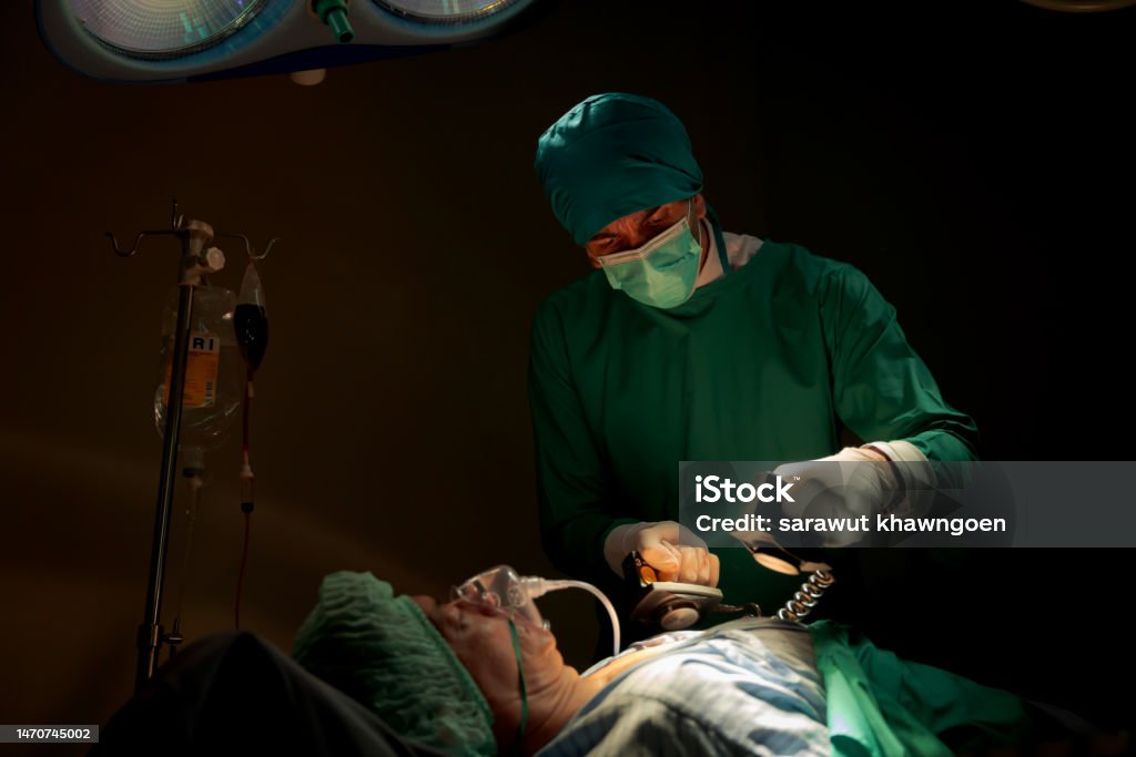 Tim Dokter Di Ruang Operasi Mengenakan Seragam Hijau Menyelamatkan ... Tim Dokter Di Ruang Operasi Mengenakan Seragam Hijau Menyelamatkan ...
