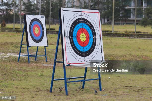 Memanah Dan Menembak Papan Target Di Area Lapangan Terbuka Foto Stok ... Memanah Dan Menembak Papan Target Di Area Lapangan Terbuka Foto Stok ...