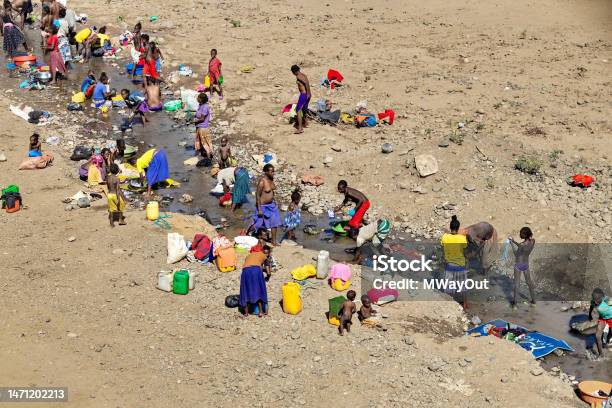 Mandi Dan Mencuci Pakaian Di Sungai Dekat Konso Lembah Omo Ethiopia ... Mandi Dan Mencuci Pakaian Di Sungai Dekat Konso Lembah Omo Ethiopia ...