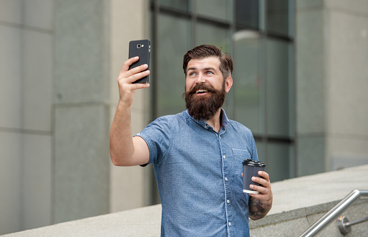 Photo Libre De Droit De Un Gars Heureux Qui Fait Un Appel Vidéo À Laide