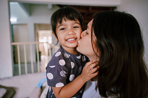 Ibu Asia Yang Cantik Memeluk Dan Mencium Putrinya Foto Stok Unduh