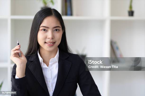 Potret Seorang Pengusaha Wanita Asia Yang Menarik Di Kantor Foto Stok ... Potret Seorang Pengusaha Wanita Asia Yang Menarik Di Kantor Foto Stok ...