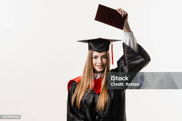 Photo Libre De Droit De Une Étudiante Heureuse En Robe De Fin Détudes