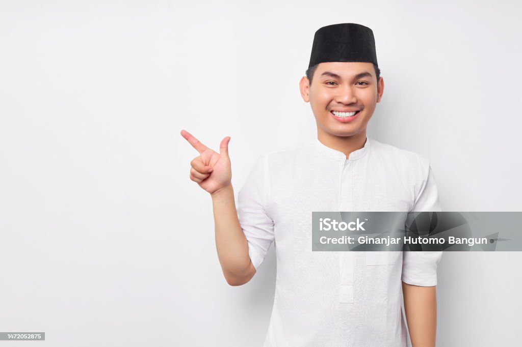 Pemuda Tampan Muslim Asia Yang Ceria Mengenakan Kostum Arab Menuding ... Pemuda Tampan Muslim Asia Yang Ceria Mengenakan Kostum Arab Menuding ...