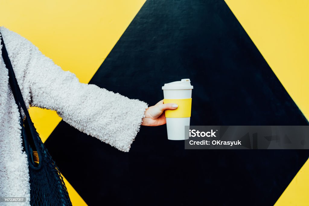 Photo Libre De Droit De Main De La Femme Tenant Une Tasse De Café