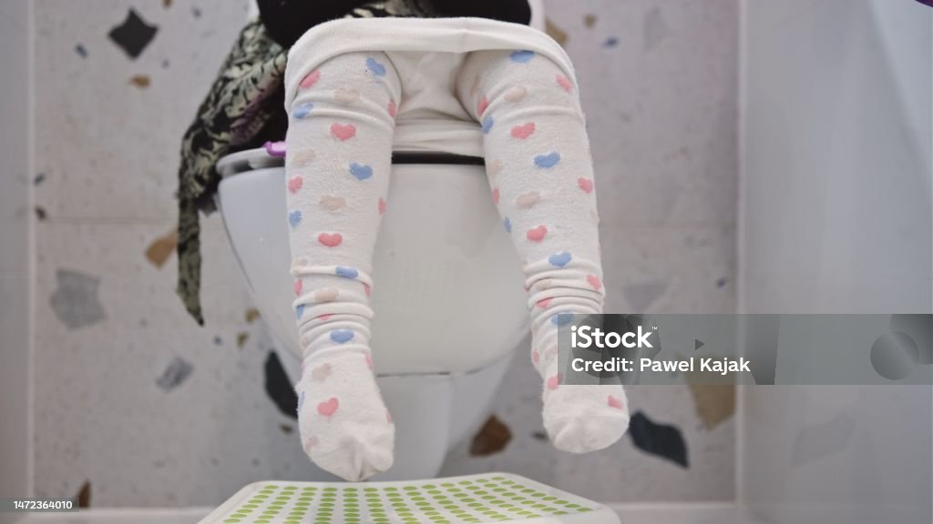 Niño Pequeño Feliz Sentado En La Taza Del Inodoro Balanceando Las ... Niño Pequeño Feliz Sentado En La Taza Del Inodoro Balanceando Las ...