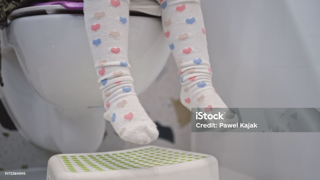 Niño Pequeño Feliz Sentado En La Taza Del Inodoro Balanceando Las ... Niño Pequeño Feliz Sentado En La Taza Del Inodoro Balanceando Las ...
