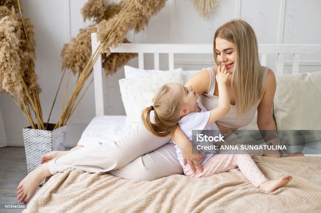 Photo Libre De Droit De Maman Et Fille Jouent Sembrassent Et
