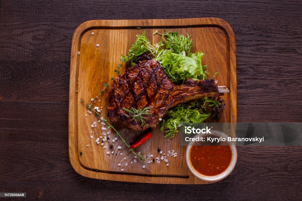 Steak Daging Sapi Panggang Di Atas Tulang Dengan Merica Garam Salad