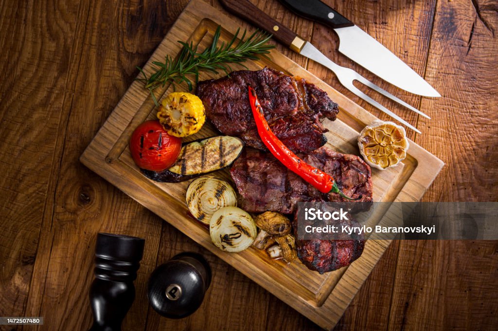 Steak Daging Sapi Panggang Dengan Rempahrempah Bawang Putih Cukini