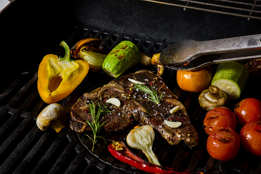 Steak Daging Sapi Panggang Di Atas Tulang Dengan Rosemary Bawang Putih