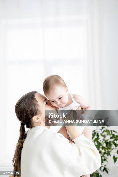 Ibu Dengan Lembut Mencium Dan Memeluk Putri Kecilnya Di Rumah Di Kamar