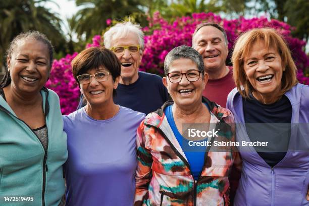 Photo Libre De Droit De Groupe Damis Âgés Souriant À La Caméra Après