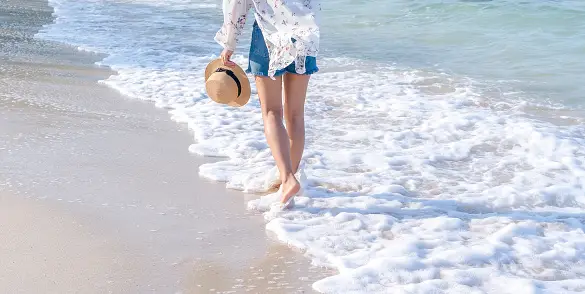30 000 Woman Walking On Beach Pictures Download Free Images On Unsplash