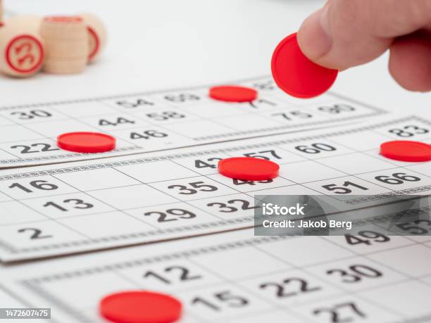 Bingo Permainan Papan Plastik Bermain Chip Di Tangan Foto Stok - Unduh ... Bingo Permainan Papan Plastik Bermain Chip Di Tangan Foto Stok - Unduh ...