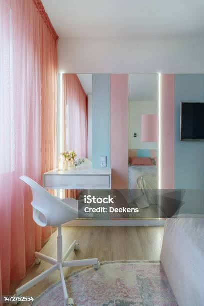 Interior Kamar Tidur Bergaya Dengan Meja Toilet Putih Yang Elegan ... Interior Kamar Tidur Bergaya Dengan Meja Toilet Putih Yang Elegan ...