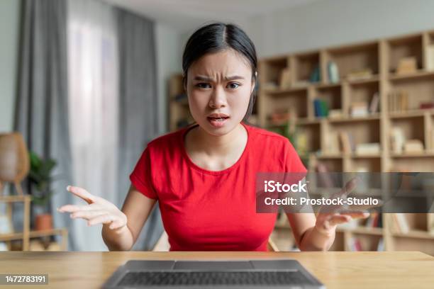 Photo Libre De Droit De Une Jeune Fille Asiatique Déçue Regarde