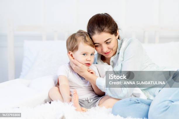 Mama Przytula Dziecko W Domu Na Łóżku Koncepcja Rodziny I Relacji ... Mama Przytula Dziecko W Domu Na Łóżku Koncepcja Rodziny I Relacji ...