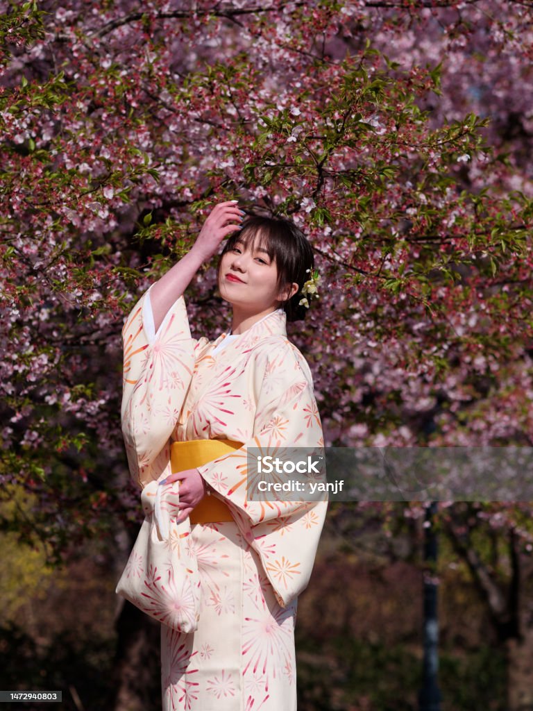 Potret Gadis Muda Cina Yang Cantik Dengan Kimono Jepang Berpose Dengan