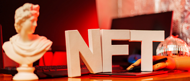 Prasasti Nft Dan Tangan Buatan Di Tempat Kerja Desainer Huruf Token ... Prasasti Nft Dan Tangan Buatan Di Tempat Kerja Desainer Huruf Token ...