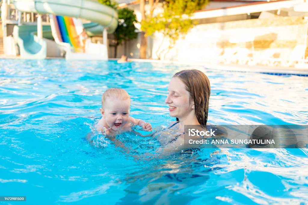 Photo Libre De Droit De Maman Et Bébé Dans La Piscine Avec Toboggans En