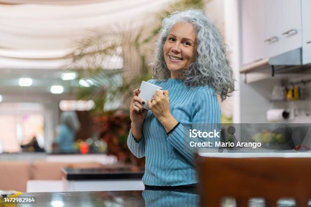 Wanita Cantik Menikmati Kopi Sambil Melihat Kamera Dalam Potret Foto ... Wanita Cantik Menikmati Kopi Sambil Melihat Kamera Dalam Potret Foto ...