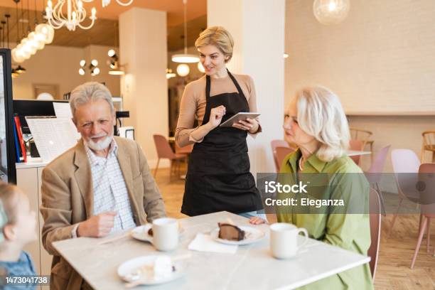 Kakek Nenek Menghabiskan Waktu Bersama Cucu Perempuan Di Kafe Foto Stok ... Kakek Nenek Menghabiskan Waktu Bersama Cucu Perempuan Di Kafe Foto Stok ...