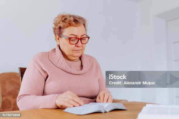 Foto Candid Seorang Wanita Plussize Berkacamata Dan Membaca Buku Sambil