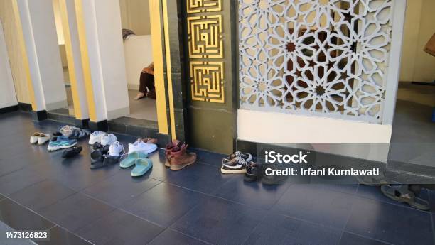 Alas Kaki Shalat Di Perbatasan Suci Di Luar Masjid Sambil Shalat Foto