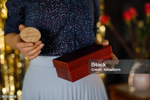 Wanita Muda Memegang Kotak Hadiah Dan Ornamen Kayu Yang Diukir Dengan ... Wanita Muda Memegang Kotak Hadiah Dan Ornamen Kayu Yang Diukir Dengan ...