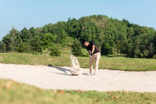 Pria Pegolf Asia Memukul Keluar Dari Perangkap Pasir Lapangan Golf Ada ... Pria Pegolf Asia Memukul Keluar Dari Perangkap Pasir Lapangan Golf Ada ...