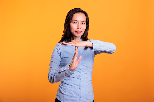 Wanita Filipina Menunjukkan Timeout Dan Gerakan Istirahat Di Studio ... Wanita Filipina Menunjukkan Timeout Dan Gerakan Istirahat Di Studio ...