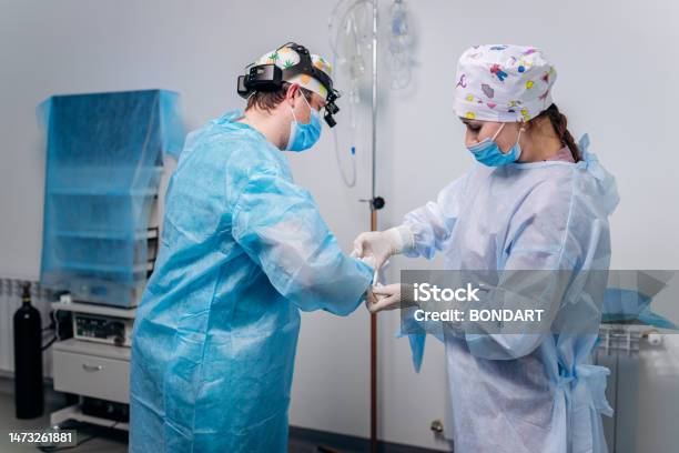Photo Libre De Droit De Linfirmière Met Des Gants Médicaux Sur Le