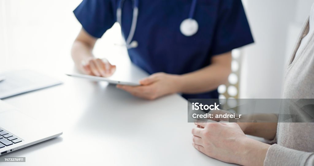 Photo Libre De Droit De Médecin Et Patient Assis À La Table De La