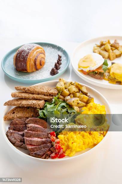 Steak Daging Sapi Tenderloin Dengan Telur Orakarik Daun Roket Dan