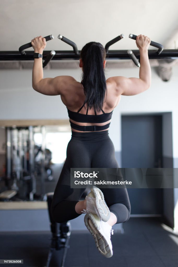 Photo Libre De Droit De Femme En Forme Faisant De Lexercice De Traction